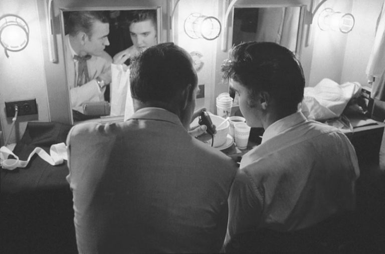 Elvis Presley and Mirrors 60 Amazing photos – Elvis Presley