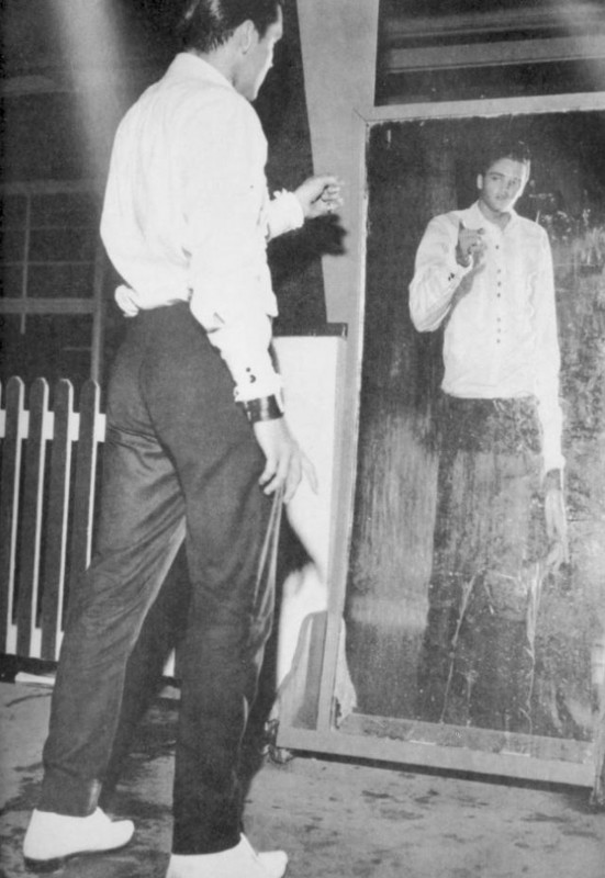 Elvis Presley and Mirrors 60 Amazing photos – Elvis Presley