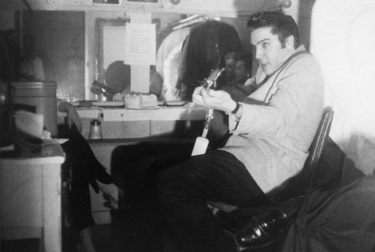 Elvis Presley and Mirrors 60 Amazing photos – Elvis Presley
