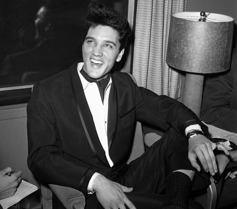 Elvis Presley and Mirrors 60 Amazing photos – Elvis Presley