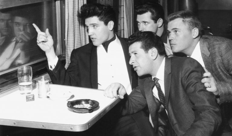Elvis Presley and Mirrors 60 Amazing photos – Elvis Presley