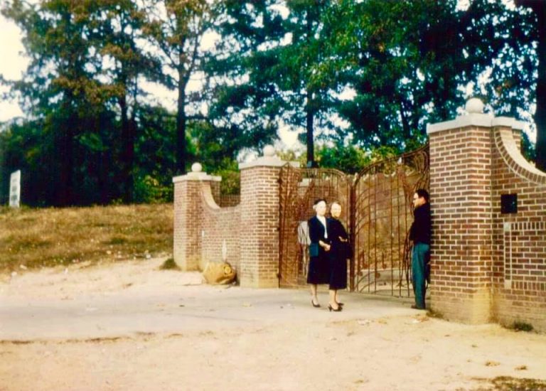 When did Elvis buy Graceland? - Graceland facts - Elvis Presley