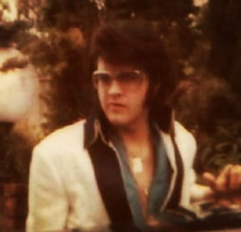 June 7th, 1971 Elvis Presley Outside His Hillcrest Home – Elvis Presley