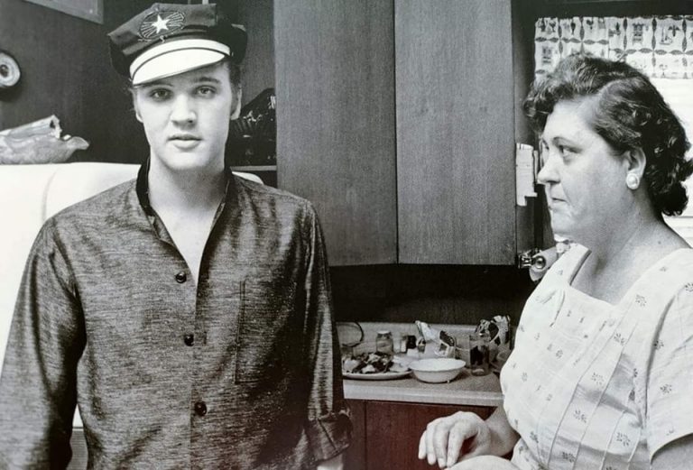 March 26 1976 Elvis Presley is seen at the sight of an accident (8 ...