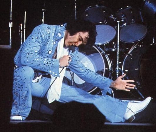 29 Fantastic Elvis Presley Stretching Poses – Elvis Presley