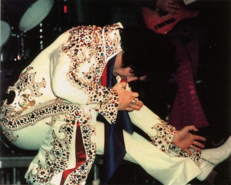 29 Fantastic Elvis Presley Stretching Poses – Elvis Presley