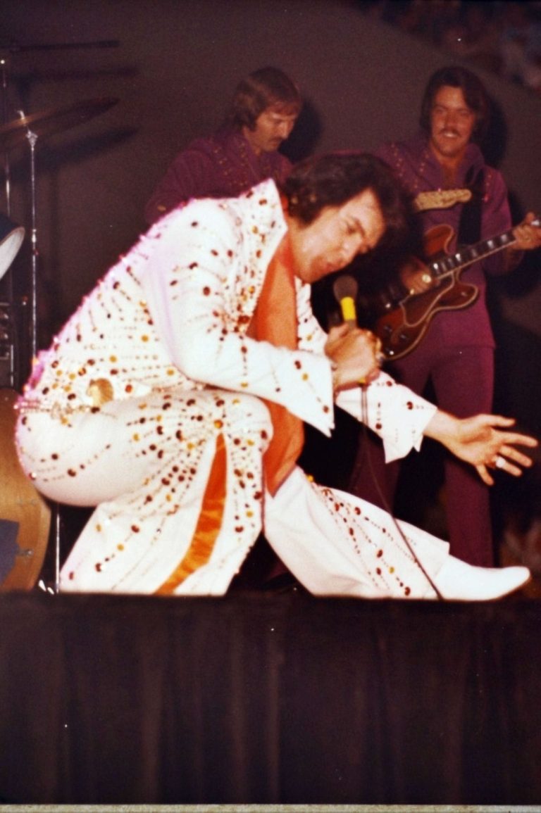 29 Fantastic Elvis Presley Stretching Poses - Elvis Presley