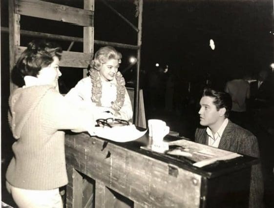 NANCY SHARPE. THE GIRL THAT ELVIS KEPT ANONYMOUS. - Elvis Presley
