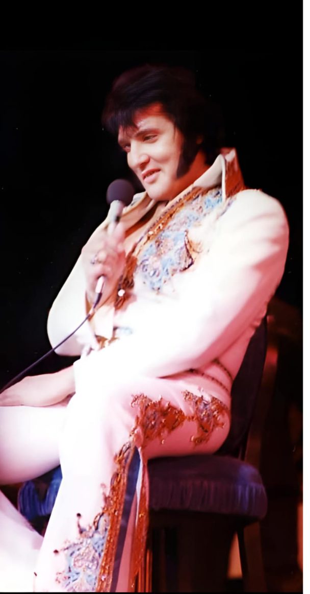 December 5, 76 Elvis performed at The Hilton Hotel in Las Vegas, NV ...