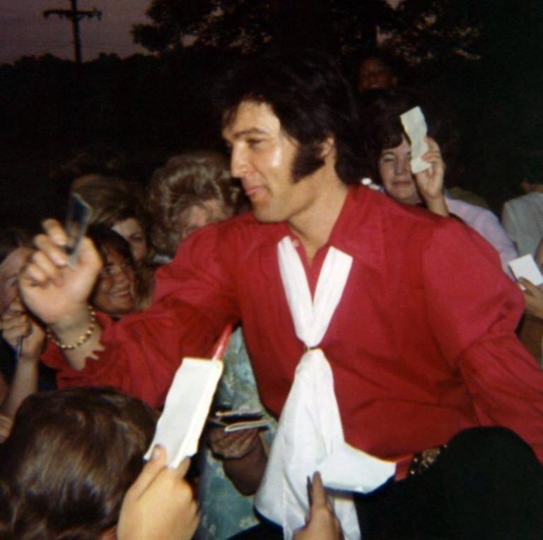 With fans at the gates of Graceland 1970 – Elvis Presley