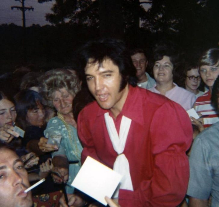 With fans at the gates of Graceland 1970 – Elvis Presley
