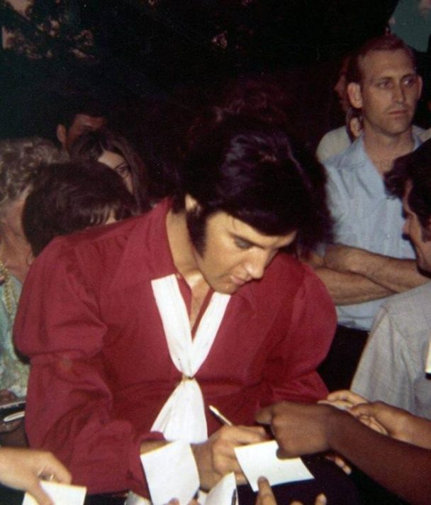 With fans at the gates of Graceland 1970 – Elvis Presley