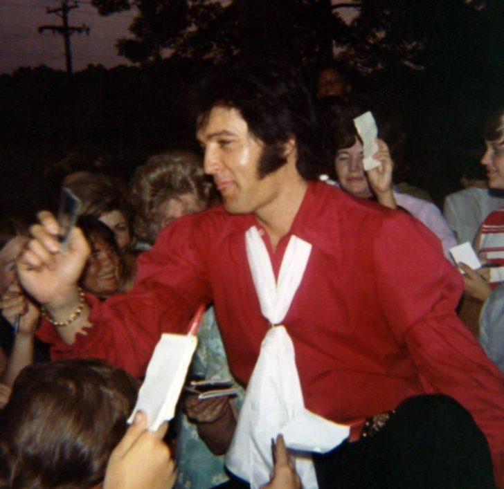 With fans at the gates of Graceland 1970 – Elvis Presley